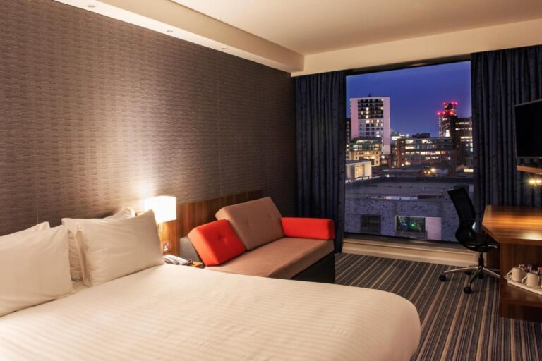 Where to Stay in Manchester? 5 Best Areas & Places to Stay (+Avoid!) 🐝