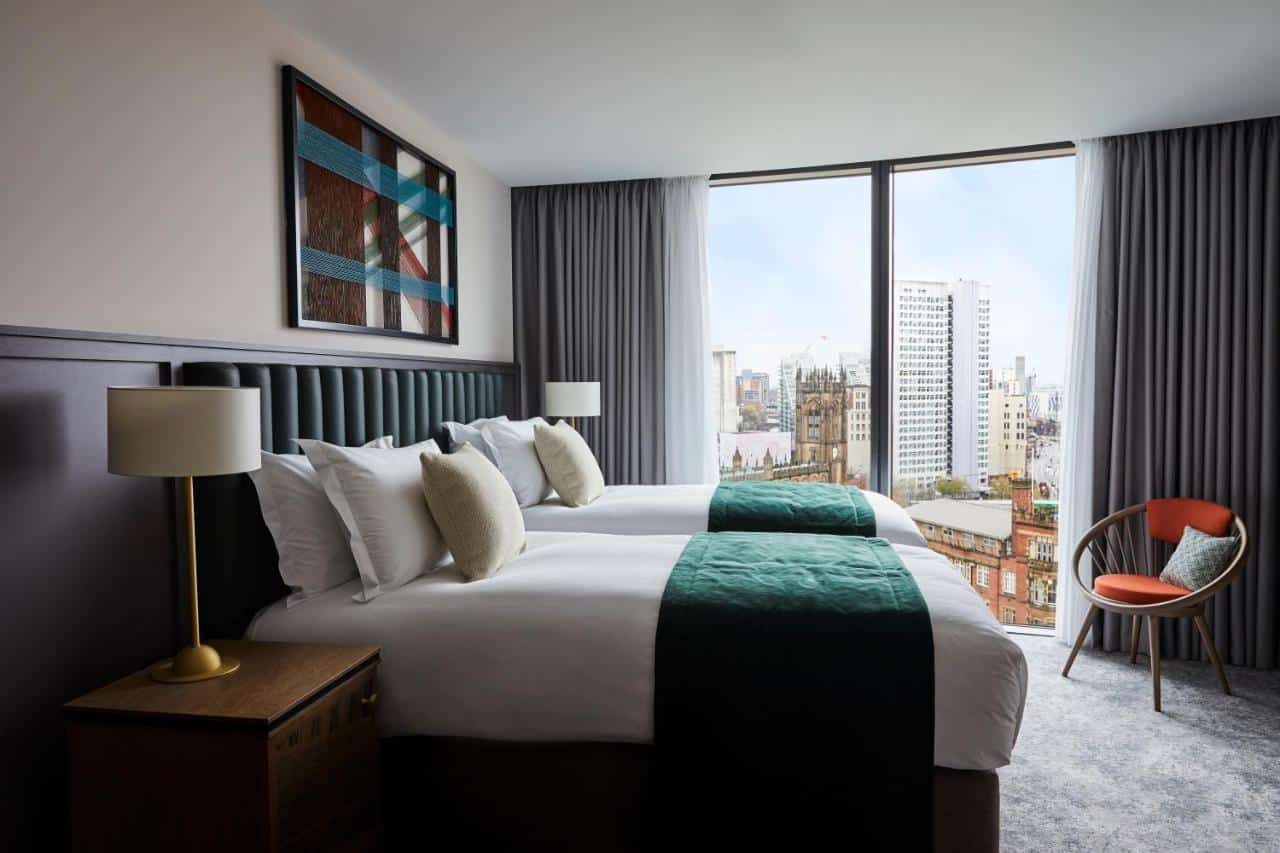 Where to Stay in Manchester? 5 Best Areas & Places to Stay (+Avoid!) 🐝