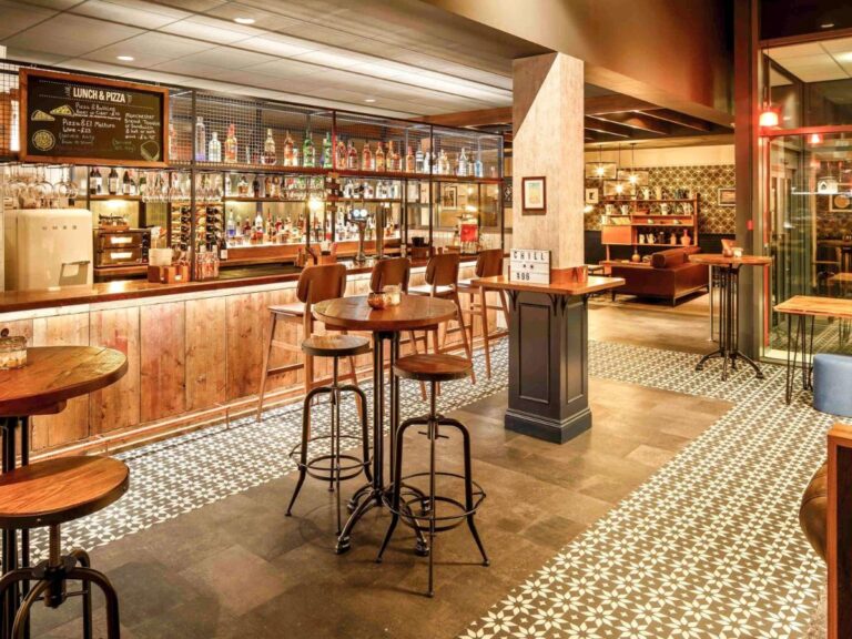 Where to Stay in Manchester? 5 Best Areas & Places to Stay (+Avoid!) 🐝